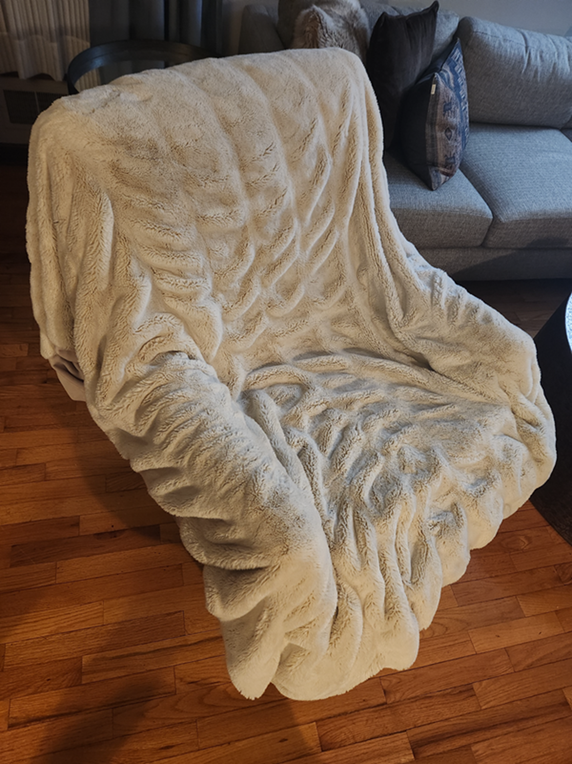 Find Your Ideal Throw Blanket: Style, Comfort & Versatility